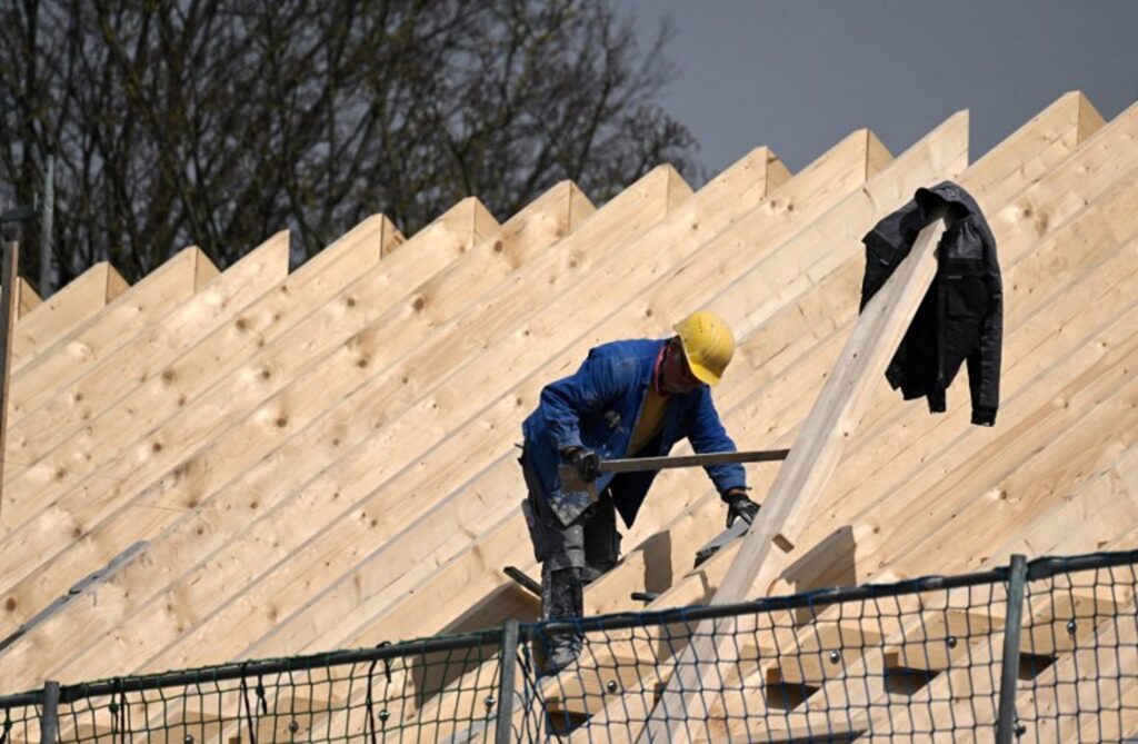 All current construction site workers complete mandatory safety training