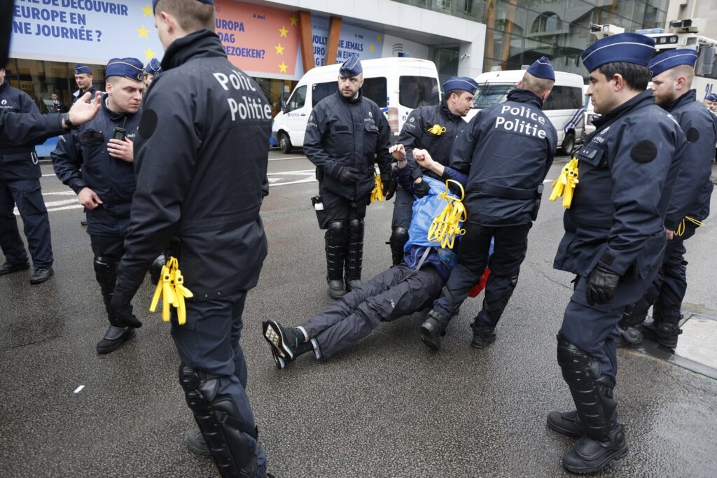 Belgian Humans Rights League condemns police response to Extinction ...