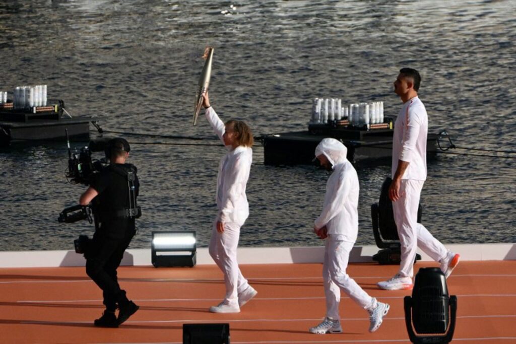 Olympic torch makes a spectacular entry in Marseille