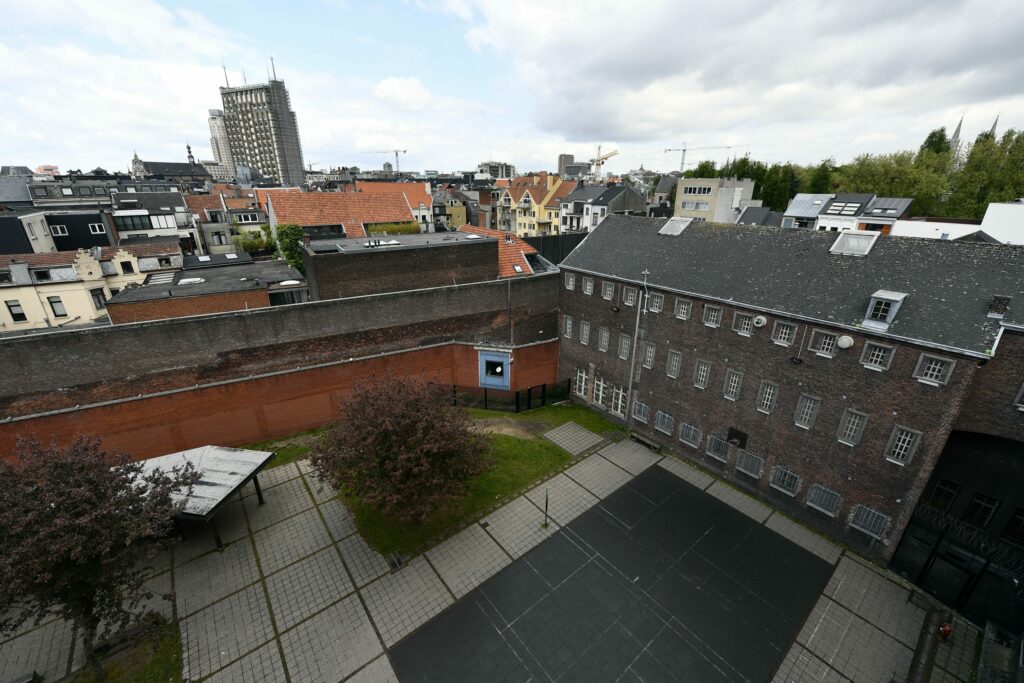 Four 'parcel throwers' arrested outside Antwerp Prison