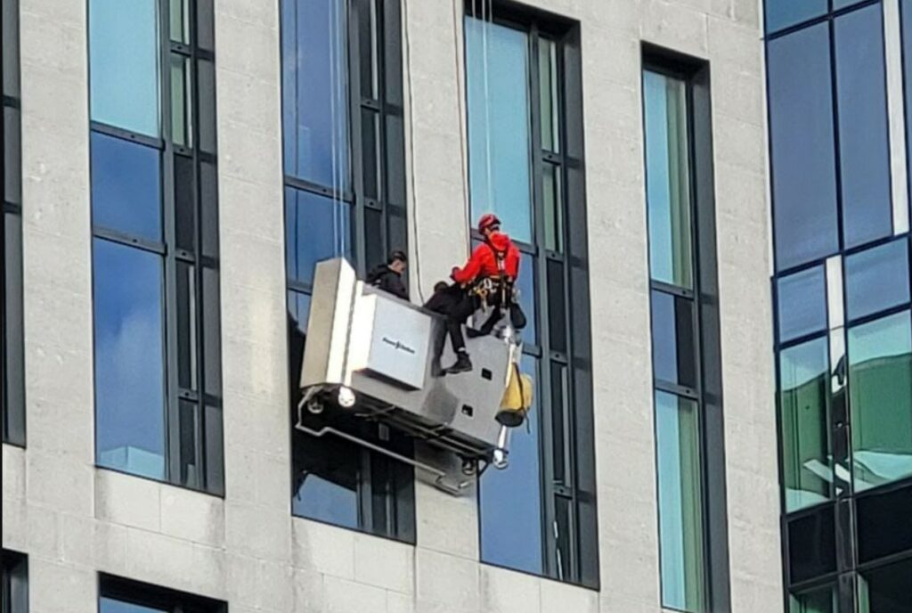 Brussels Fire Brigade rescues window cleaners stuck at 40-metre height