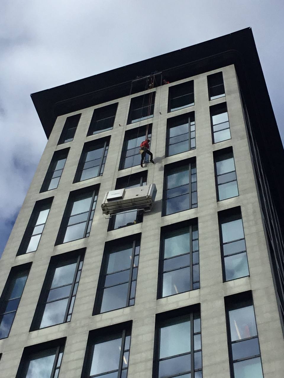 Brussels Fire Brigade rescues window cleaners stuck at 40-metre height
